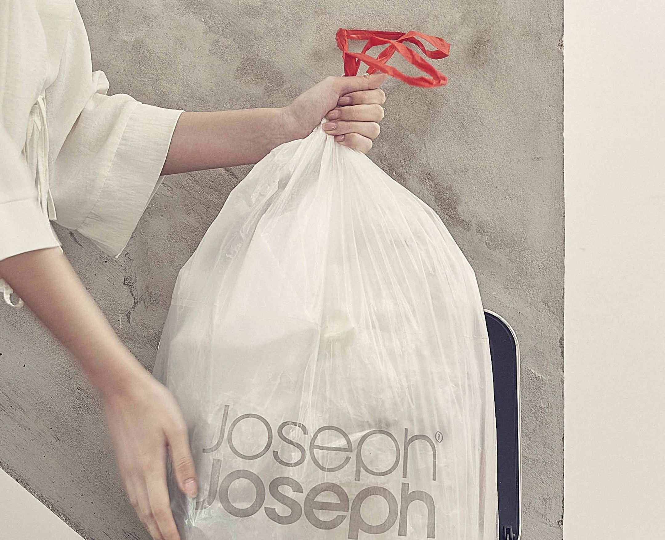 IW4 Extra Strong 20 Clear Trash Bags - up to 90L | Joseph Joseph US