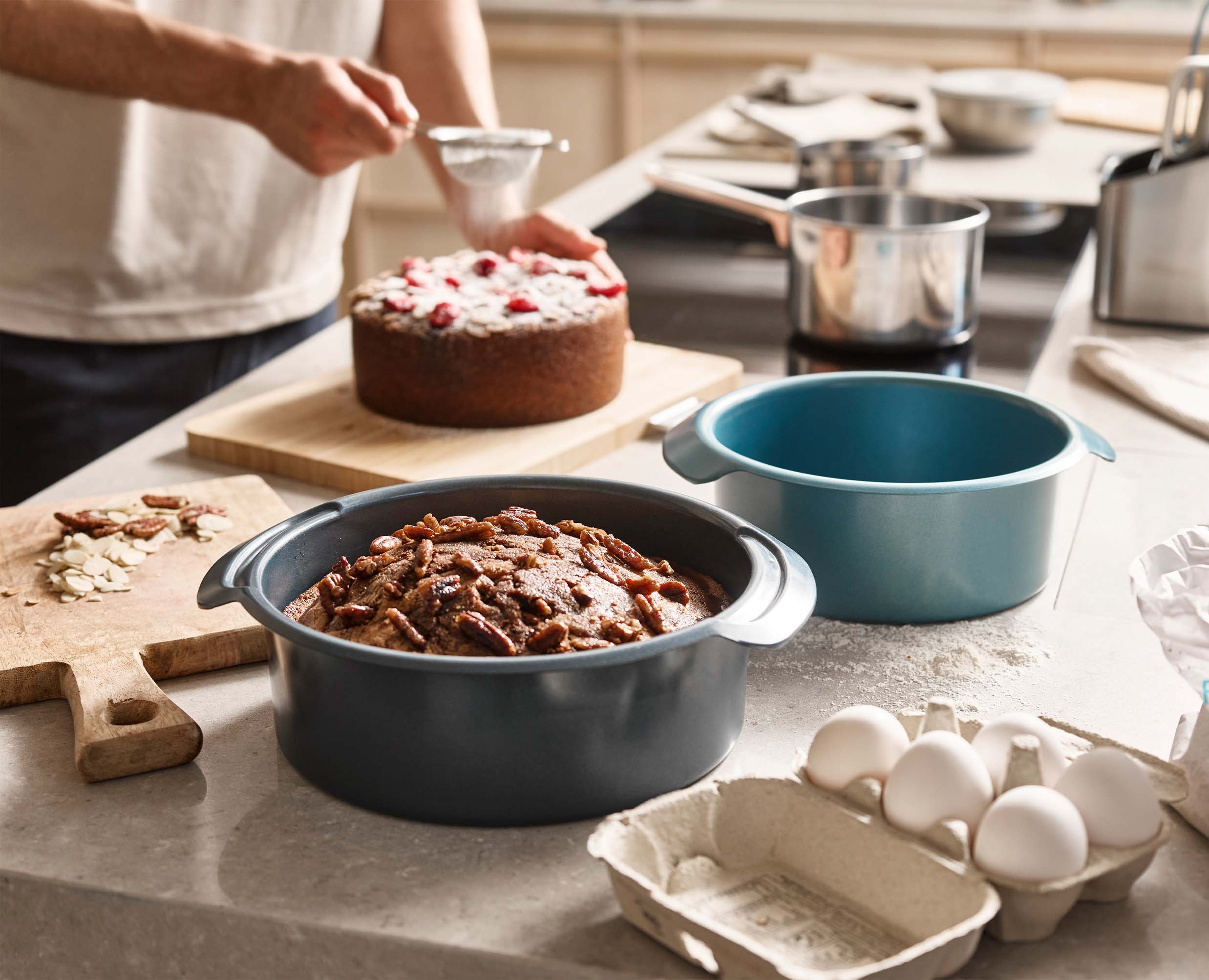 Nest™ Bake 2-piece Blue Circle Cake Pan Set | Joseph Joseph US